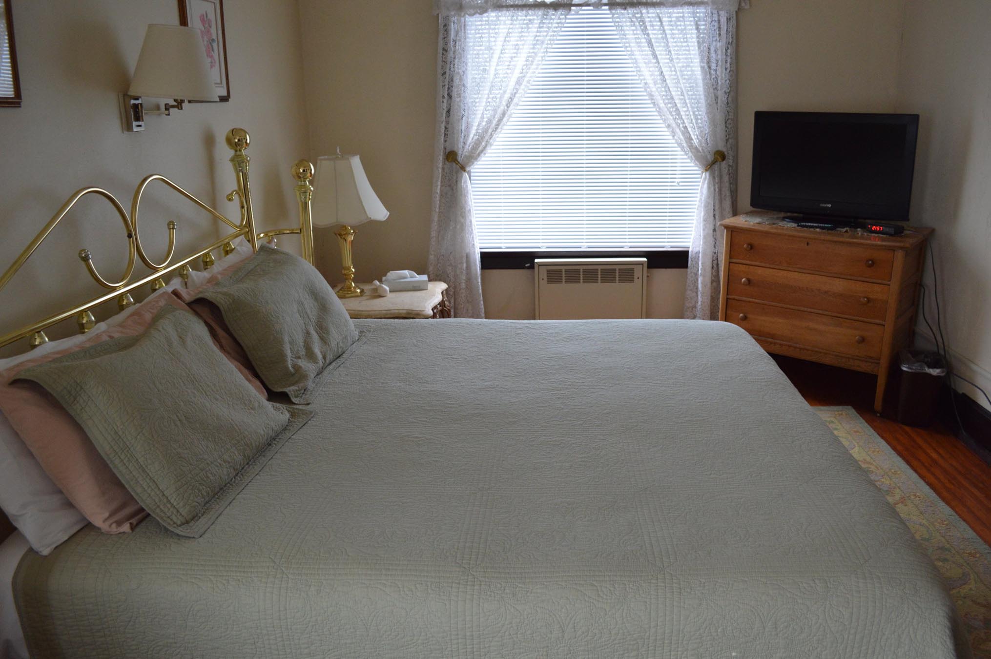 Classic Queen Room with Two Beds | Riverside Hot Springs Inn & Spa